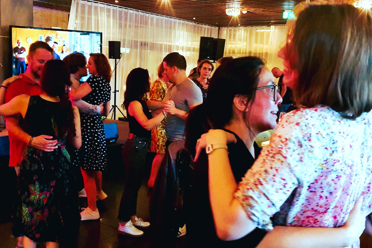 Slow Bal dancing in De Doelen Studio with LIVE music